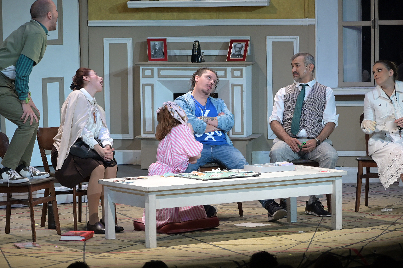 Alex Quiroz se vuelve un aritmomaíaco en 'TOC TOC' | Cinespoilers México